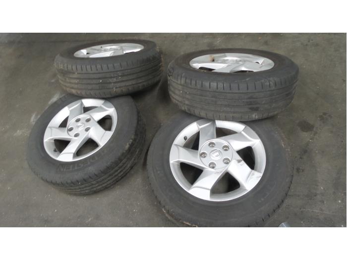 Sportvelgenset + banden Dacia Duster 1.5 dCi - 8200810243 Lichtmetaal