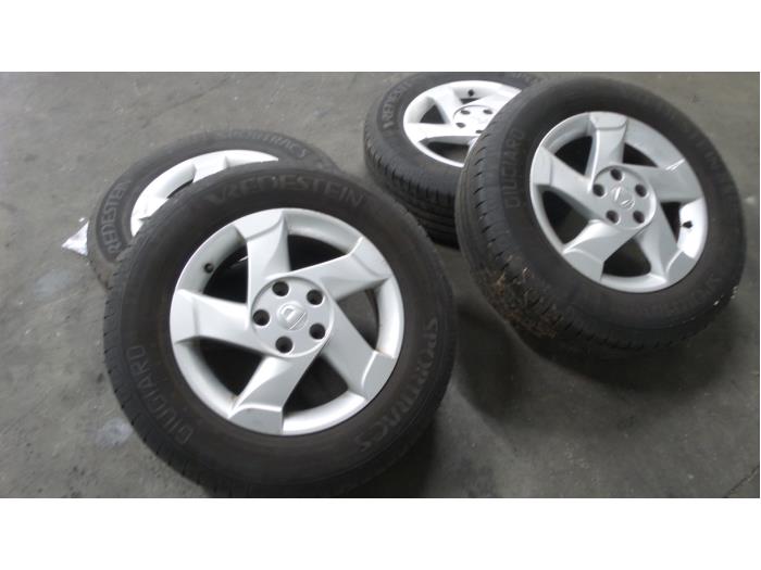 Sportvelgenset + banden Dacia Duster 1.5 dCi - 8200810243 Lichtmetaal