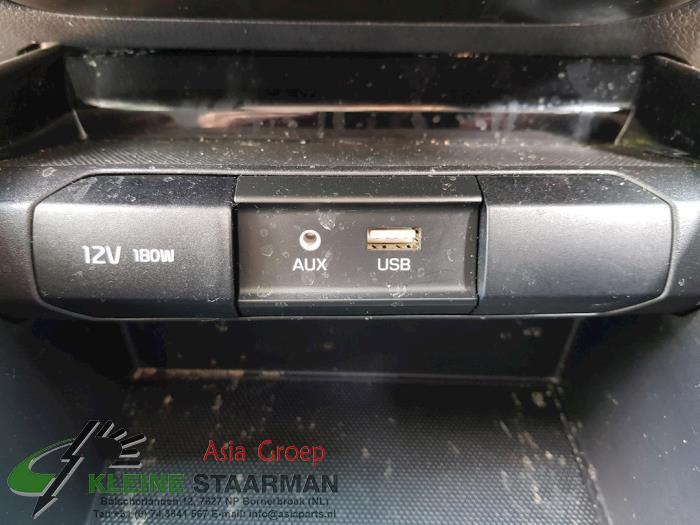 Kia Rio 17- AUX/USB aansluitingen voorraad | Onderdelenlijn.nl