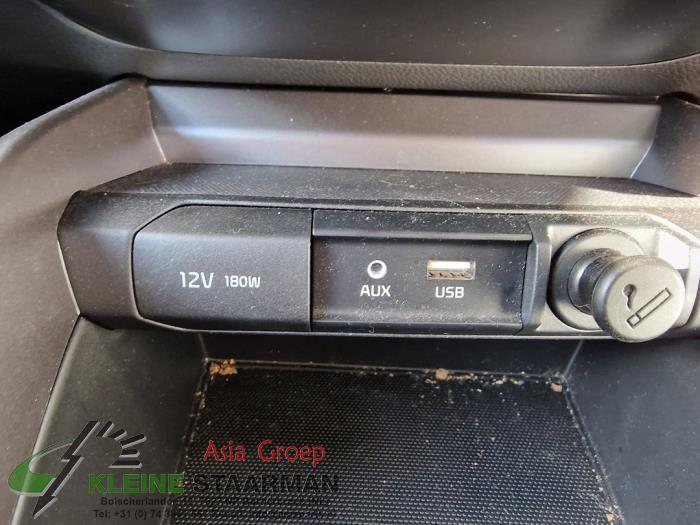 Kia Rio 17- AUX/USB aansluitingen voorraad | Onderdelenlijn.nl