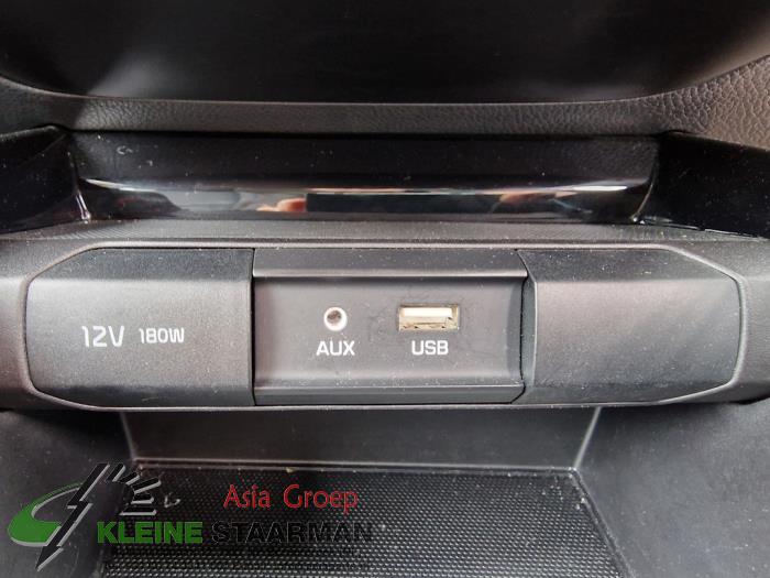 Kia Rio 17- AUX/USB aansluitingen voorraad | Onderdelenlijn.nl