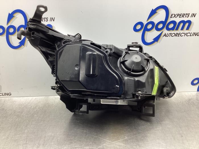 Koplamp links BMW 5 serie 530i 24V - 5DV00900000 HELLA