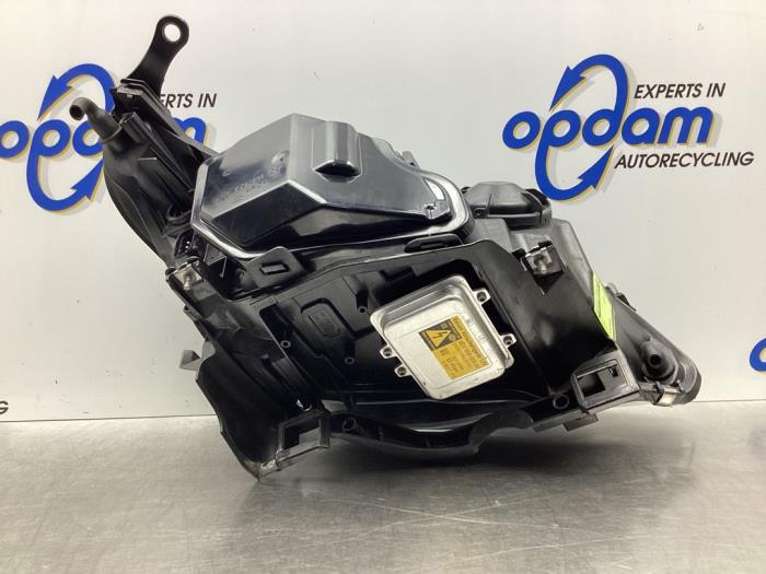 Koplamp links BMW 5 serie 530i 24V - 5DV00900000 HELLA