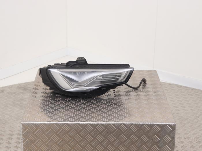 Koplampen rechts met artikelnummer 8V0941034 voorraad