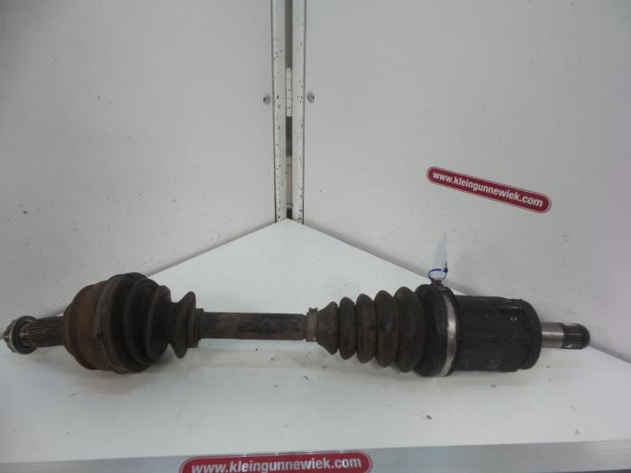 Aandrijfassen links-voor met artikelnummer 31607565313 voorraad