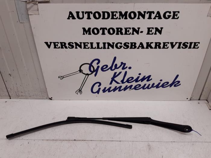 Ruitenwisserarmen voor met artikelnummer A1768203400 voorraad