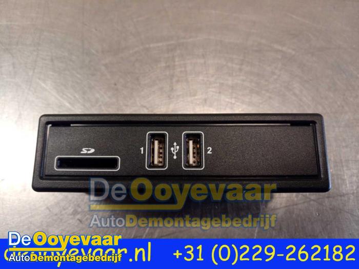 Mercedes W203 AUX/USB aansluitingen voorraad | Onderdelenlijn.nl