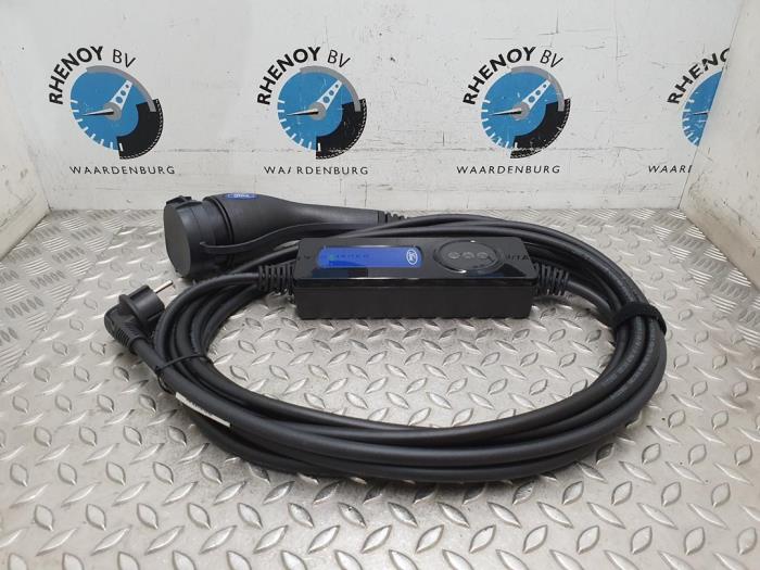 Ford Kuga Oplaadpunten stekker aansluiting voorraad