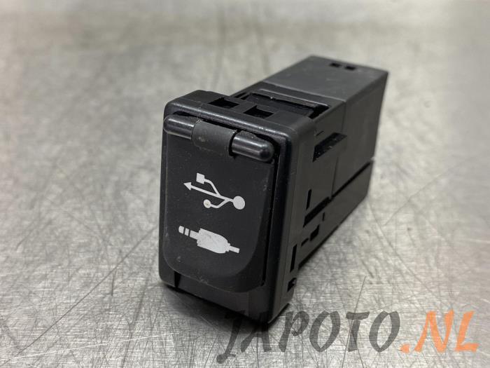 Toyota Rav-4 AUX/USB aansluitingen voorraad | Onderdelenlijn.nl