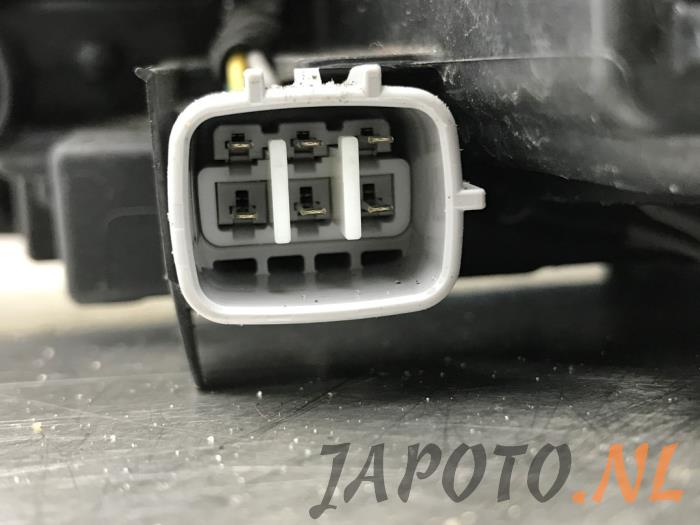 Koplamp rechts Toyota Yaris III 1.5 16V Dual VVT-iE - 9922681017 KOITO