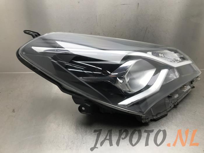 Koplamp rechts Toyota Yaris III 1.5 16V Dual VVT-iE - 9922681017 KOITO