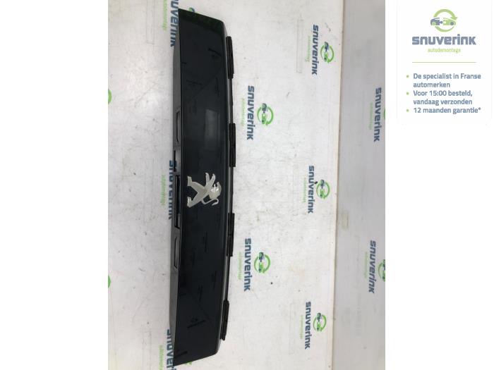 Peugeot 2008 Sierlijsten achterklep voorraad | Onderdelenlijn.nl