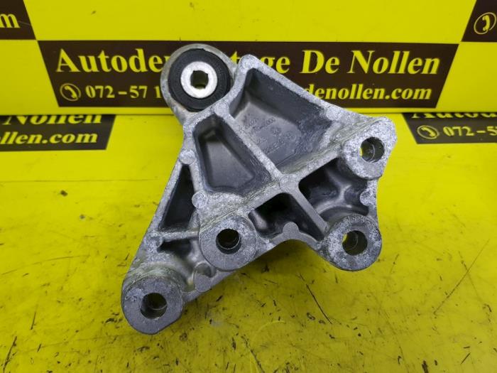 Motorsteunen met artikelnummer A2462401109 voorraad