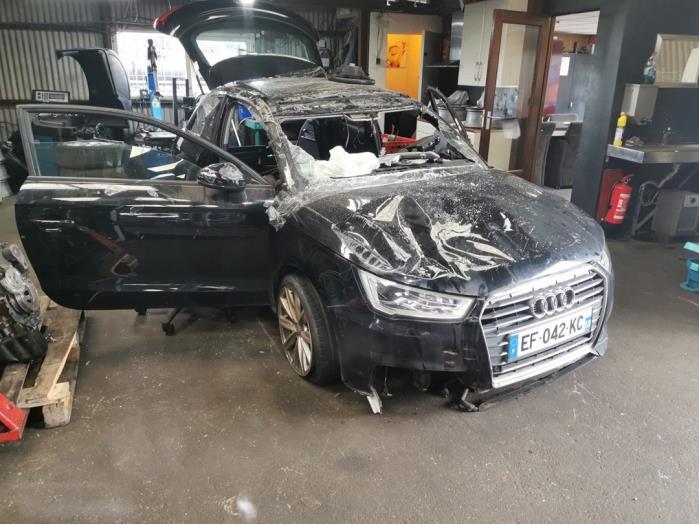 Portieren 2Deurs rechts met artikelnummer 8X3831052B voorraad