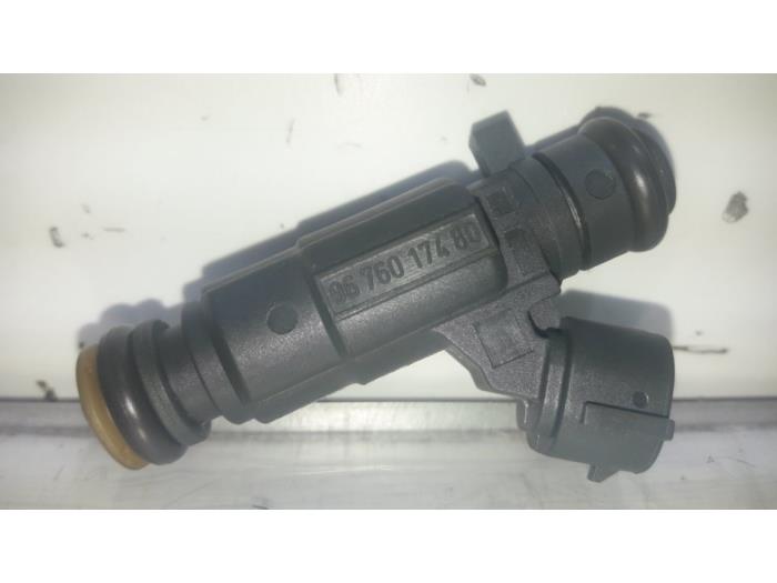 Injector (benzine injectie) Peugeot 208 I 1.0 Vti 12V PureTech ...