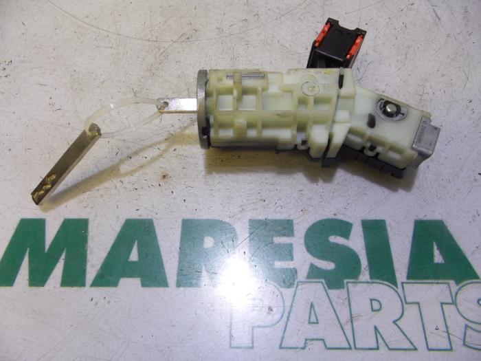 Kontaktsloten + Sleutels met artikelnummer 1394R voorraad