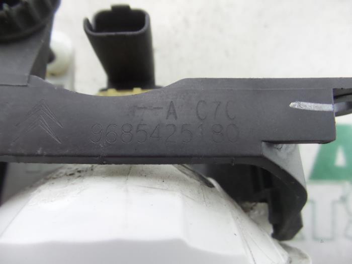 Mistlamp rechts-voor Peugeot 3008 I 2.0 HYbrid4 16V - 9685425280 KOITO