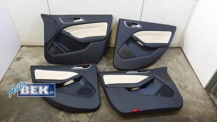Bekleding Set (compleet) Mercedes B 1.8 B-180 CDI BlueEFFICIENCY 16V ...