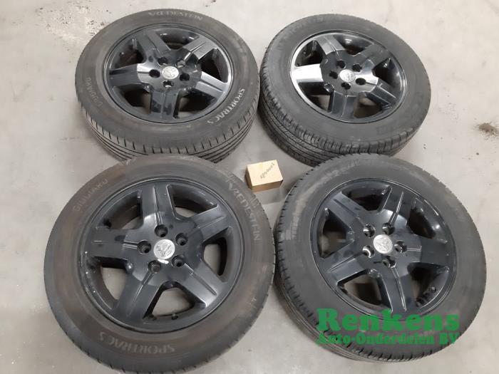 Velgen set + banden Dodge Caliber 2.0 CRD 16V - 215X60X17 Lichtmetaal DODGE