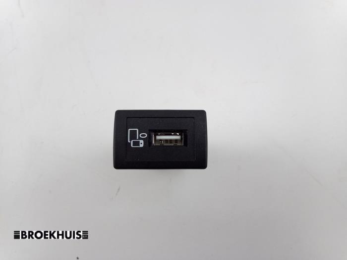 Mercedes W203 AUX/USB aansluitingen voorraad | Onderdelenlijn.nl