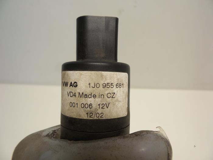 Ruitensproeiertank voor Audi TT Roadster 1.8 T 20V Quattro - 1J0955681