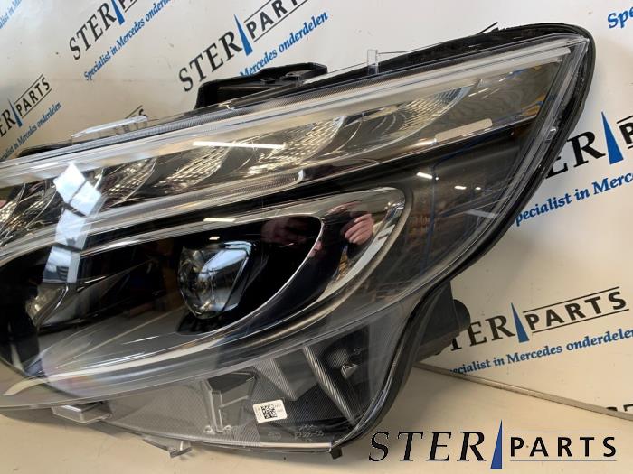 Koplamp links Mercedes Vito 2.0 119 CDI 16V - A4479062301 HELLA