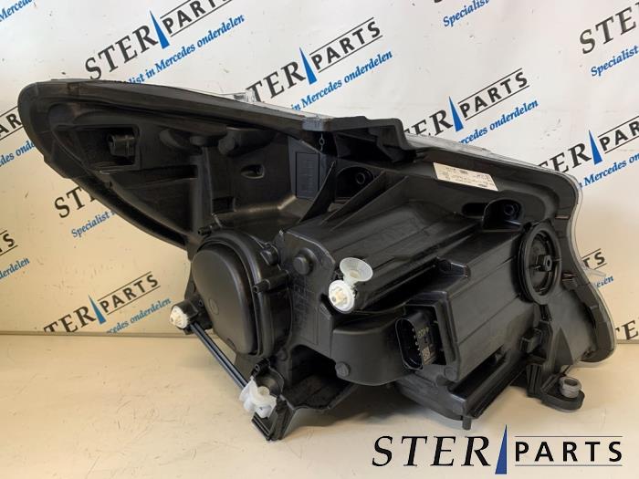 Koplamp links Mercedes Vito 2.0 119 CDI 16V - A4479062301 HELLA