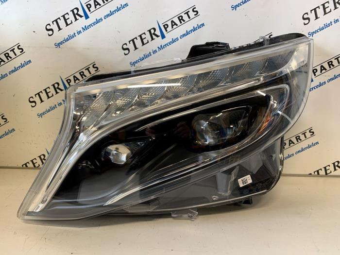 Koplamp links Mercedes Vito 2.0 119 CDI 16V - A4479062301 HELLA