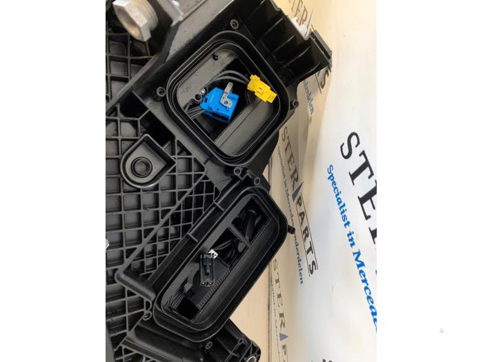 Koplamp links Mercedes Vito 2.0 119 CDI 16V - A4479062301 HELLA