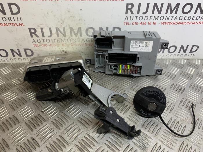 Kontaktslot + computer Opel Combo 1.3 CDTI 16V ecoFlex - 00519383520 A13FD