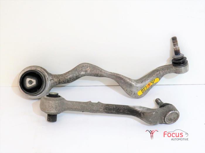 Draagarmen rechts-voor met artikelnummer 31122409598 voorraad