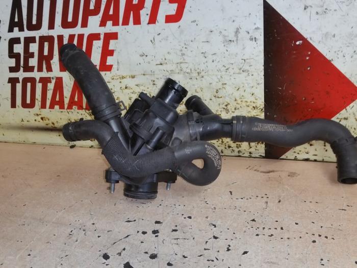 Thermostaathuis Mercedes CLA 1.6 CLA-180 16V - A2702030482 270910