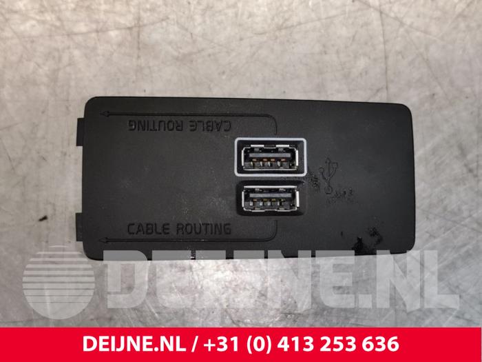 AUX/USB aansluiting Volvo XC60 II 2.0 T6 16V Twin Engine - 31407038 VOLVO