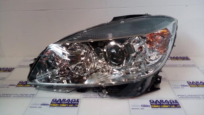 Koplampen links met artikelnummer A2049065103 voorraad