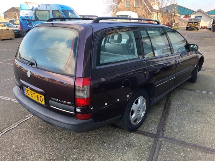 Opel Omega B Caravan 2.0i 16V Sloopvoertuig (1997, Rood)