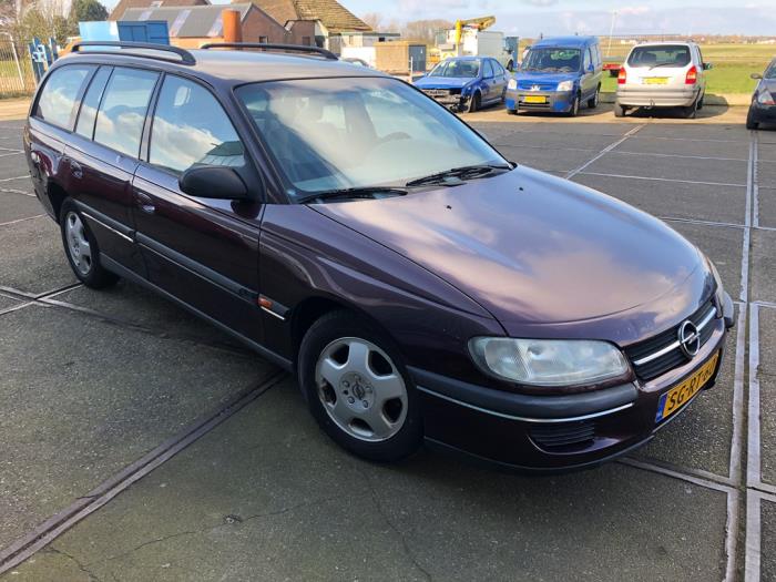 Opel Omega B Caravan 2.0i 16V Sloopvoertuig (1997, Rood)