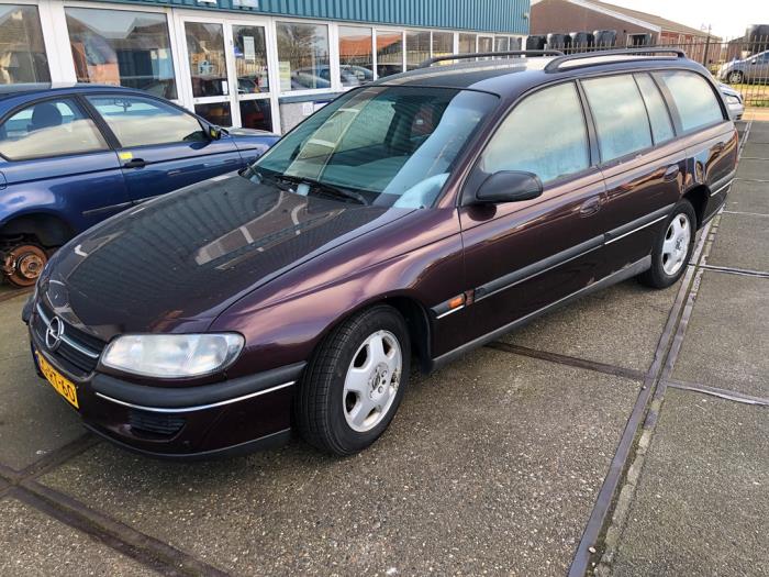 Opel Omega B Caravan 2.0i 16V Sloopvoertuig (1997, Rood)