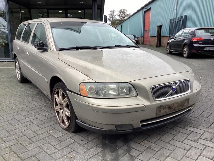 Volvo V70 2.4 D5 20V Sloopvoertuig (2005, Beige) Gebr Opdam B.V.