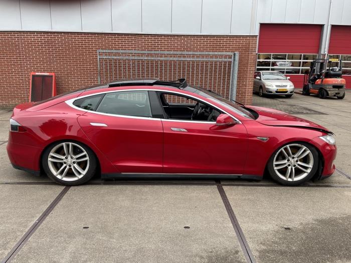Tesla Model S 90D Sloopvoertuig (2016, Rood) Verhoef Cars & Parts