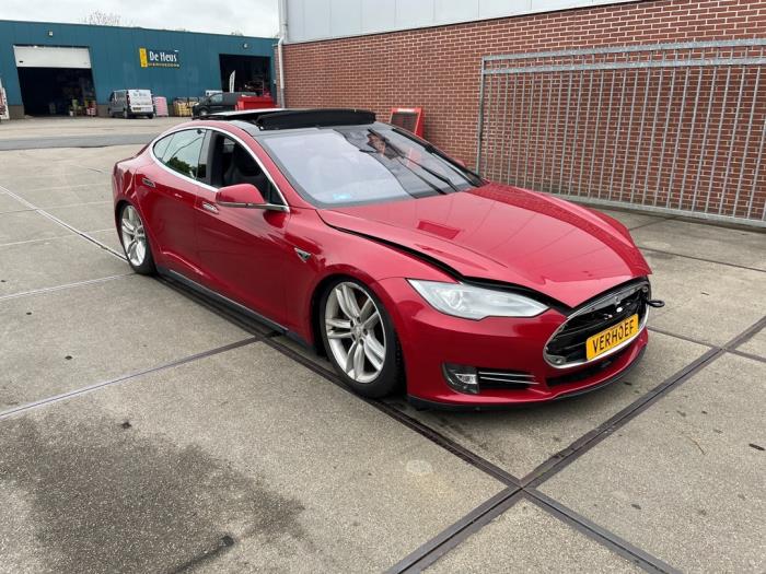Tesla Model S 90D Sloopvoertuig (2016, Rood) Verhoef Cars & Parts