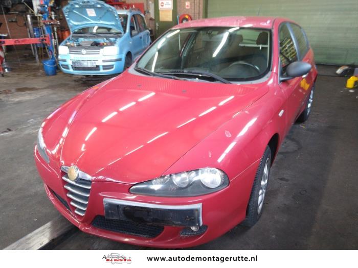 Alfa Romeo 147 1.6 Twin Spark 16V Sloopvoertuig (2006, Rood)