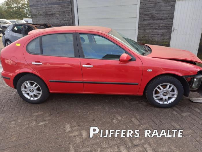 Seat Leon 1.6 16V Sloopvoertuig (2004, Rood) Pijffers B.V. Raalte