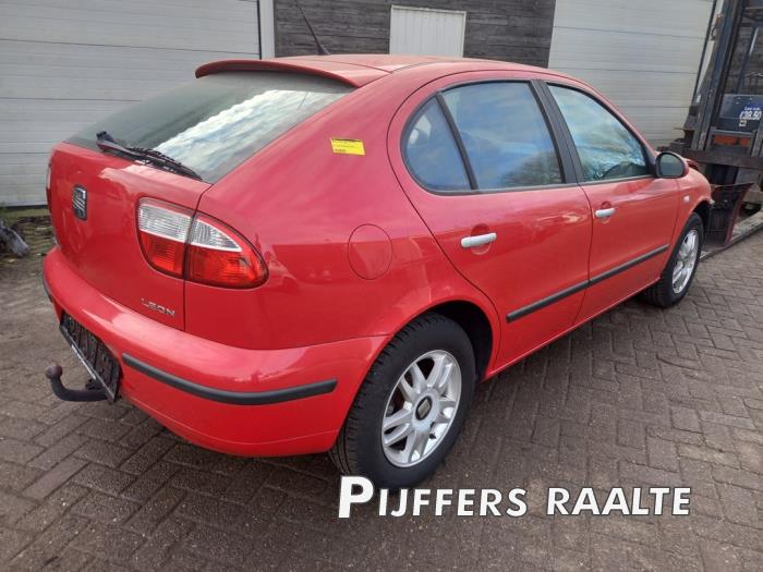 Seat Leon 1.6 16V Sloopvoertuig (2004, Rood) Pijffers B.V. Raalte