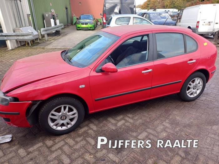 Seat Leon 1.6 16V Sloopvoertuig (2004, Rood) Pijffers B.V. Raalte