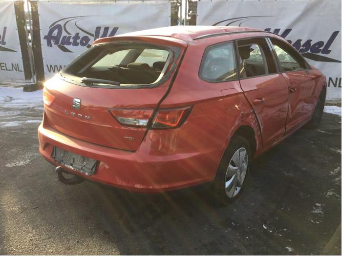 Seat Leon ST (5FF) 1.6 TDI 16V (sloop, bouwjaar 2016, kleur Rood ...